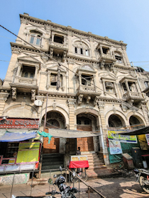 A fine facade in the heart of Ahmedabad | yamey