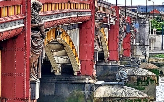Facing the river Thames from beneath one of its bridges | yamey